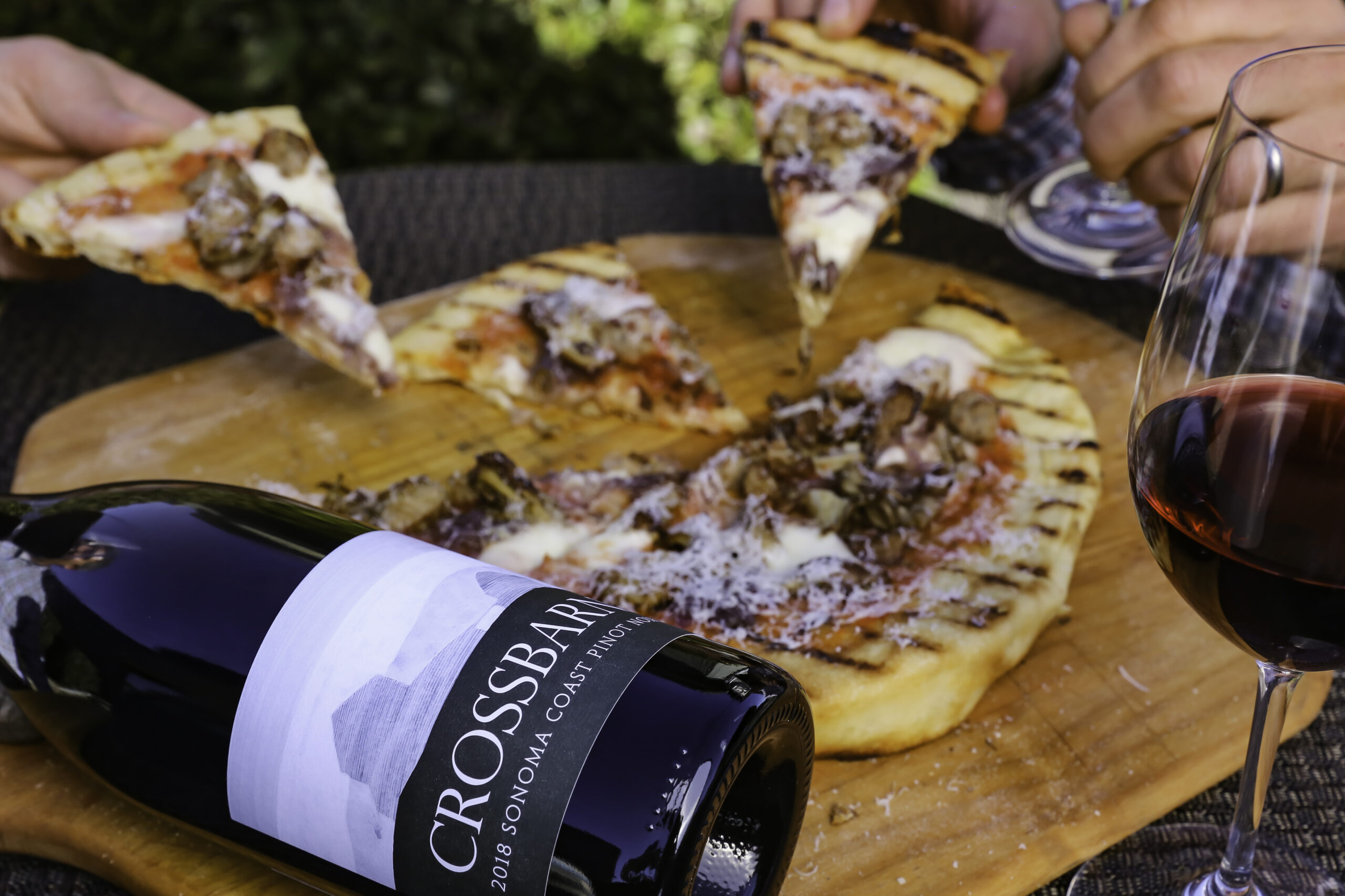 Crossbarn Grilled Pizza with Sausage & Mushrooms | Crossbarn Winery